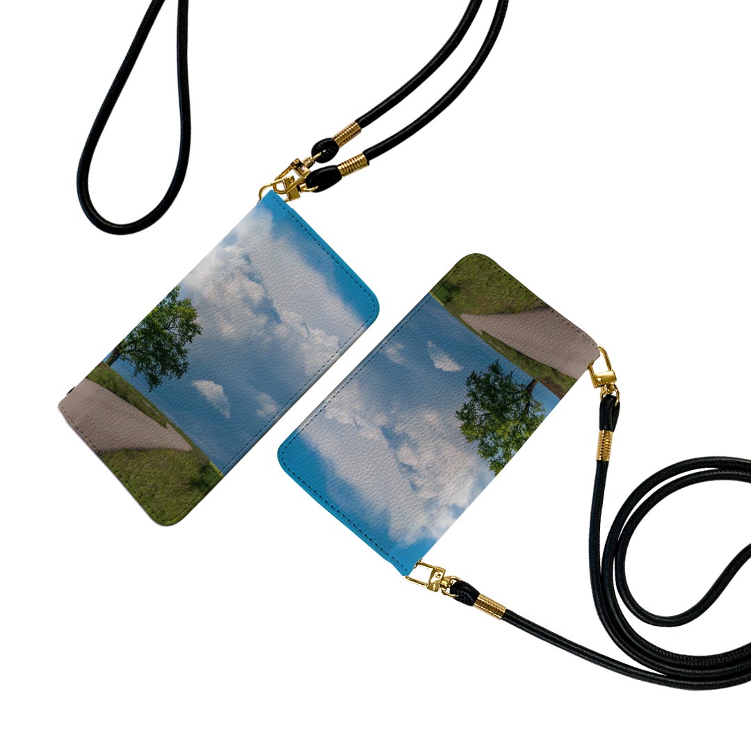 商品特徴・ショルダー付き手帳型スマホケース・シームレスな全面デザイン（内側は落ち着いたオフホワイト）・外側は高品質の人工革を使用・内側にはスマホを装着するケースが付属・機種専用のカメラホール仕様でケースを装着したままの撮影が可能・ワンセグや...