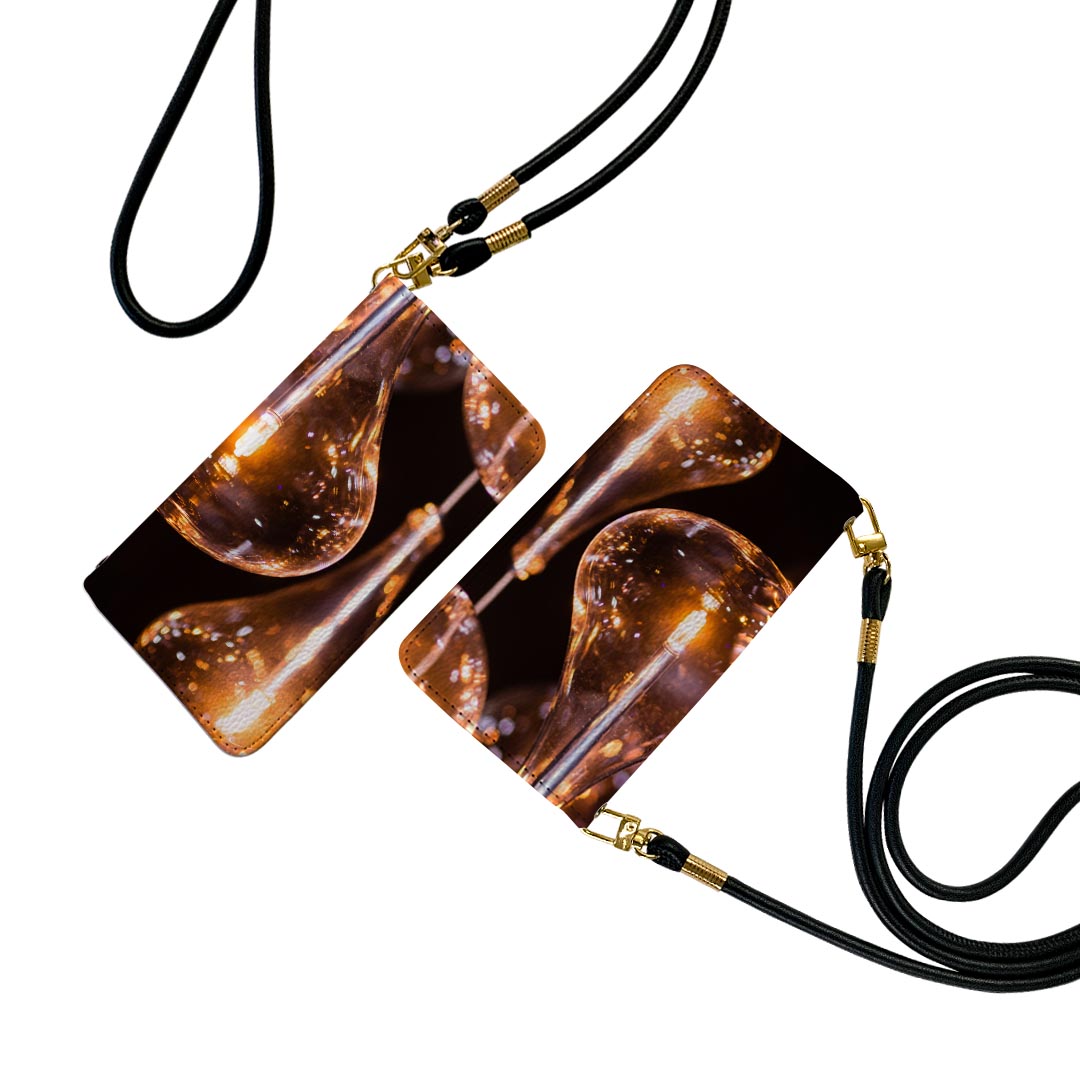 商品特徴・ショルダー付き手帳型スマホケース・シームレスな全面デザイン（内側は落ち着いたオフホワイト）・外側は高品質の人工革を使用・内側にはスマホを装着するケースが付属・機種専用のカメラホール仕様でケースを装着したままの撮影が可能・ワンセグや...