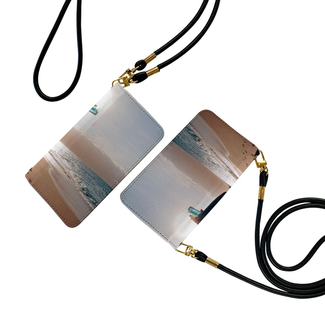 商品特徴・ショルダー付き手帳型スマホケース・シームレスな全面デザイン（内側は落ち着いたオフホワイト）・外側は高品質の人工革を使用・内側にはスマホを装着するケースが付属・機種専用のカメラホール仕様でケースを装着したままの撮影が可能・ワンセグや...