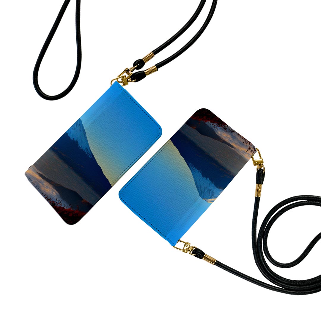 商品特徴・ショルダー付き手帳型スマホケース・シームレスな全面デザイン（内側は落ち着いたオフホワイト）・外側は高品質の人工革を使用・内側にはスマホを装着するケースが付属・機種専用のカメラホール仕様でケースを装着したままの撮影が可能・ワンセグや...