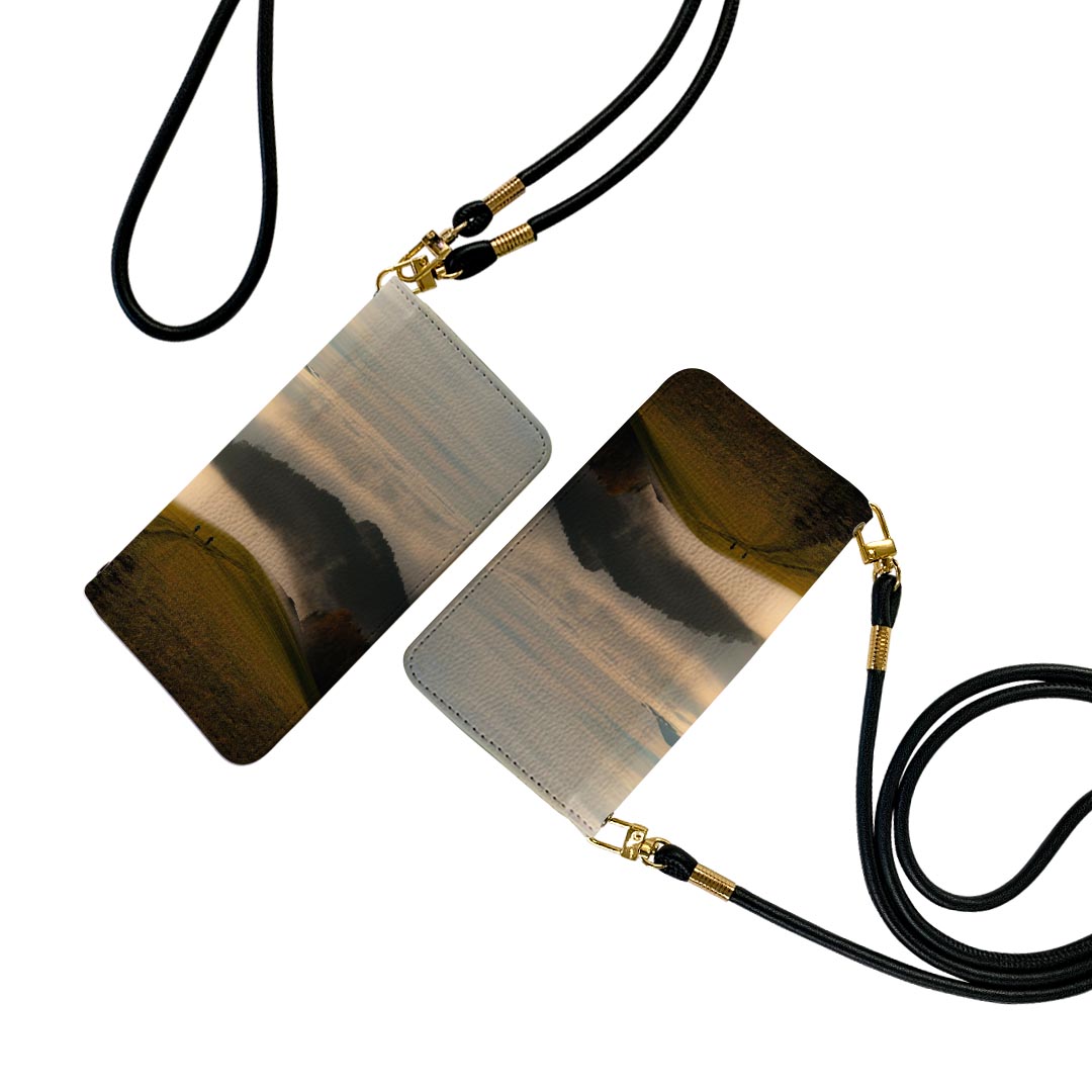 商品特徴・ショルダー付き手帳型スマホケース・シームレスな全面デザイン（内側は落ち着いたオフホワイト）・外側は高品質の人工革を使用・内側にはスマホを装着するケースが付属・機種専用のカメラホール仕様でケースを装着したままの撮影が可能・ワンセグや...