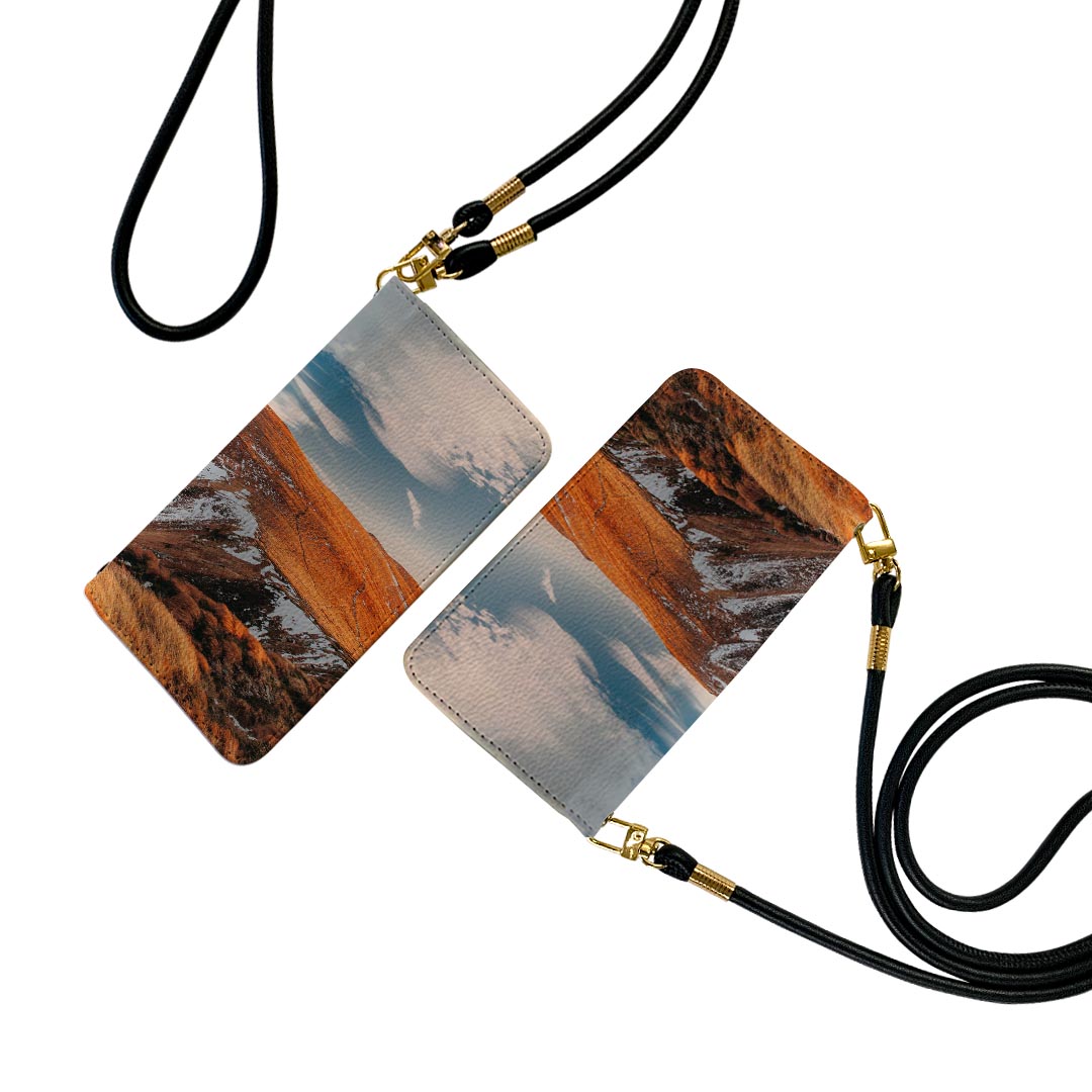 商品特徴・ショルダー付き手帳型スマホケース・シームレスな全面デザイン（内側は落ち着いたオフホワイト）・外側は高品質の人工革を使用・内側にはスマホを装着するケースが付属・機種専用のカメラホール仕様でケースを装着したままの撮影が可能・ワンセグや...