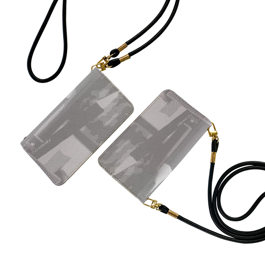 商品特徴・ショルダー付き手帳型スマホケース・シームレスな全面デザイン（内側は落ち着いたオフホワイト）・外側は高品質の人工革を使用・内側にはスマホを装着するケースが付属・機種専用のカメラホール仕様でケースを装着したままの撮影が可能・ワンセグや...