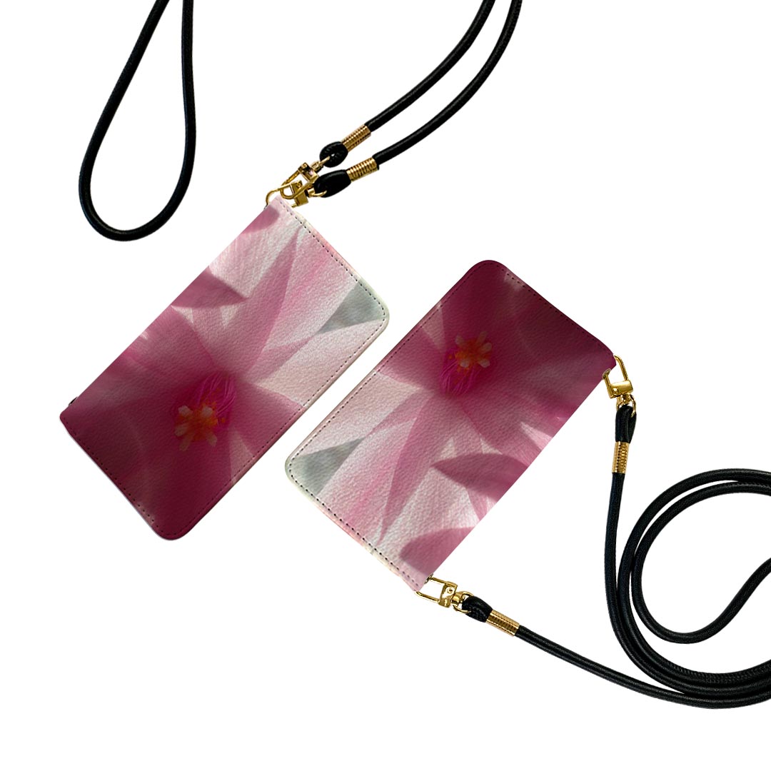 商品特徴・ショルダー付き手帳型スマホケース・シームレスな全面デザイン（内側は落ち着いたオフホワイト）・外側は高品質の人工革を使用・内側にはスマホを装着するケースが付属・機種専用のカメラホール仕様でケースを装着したままの撮影が可能・ワンセグや...