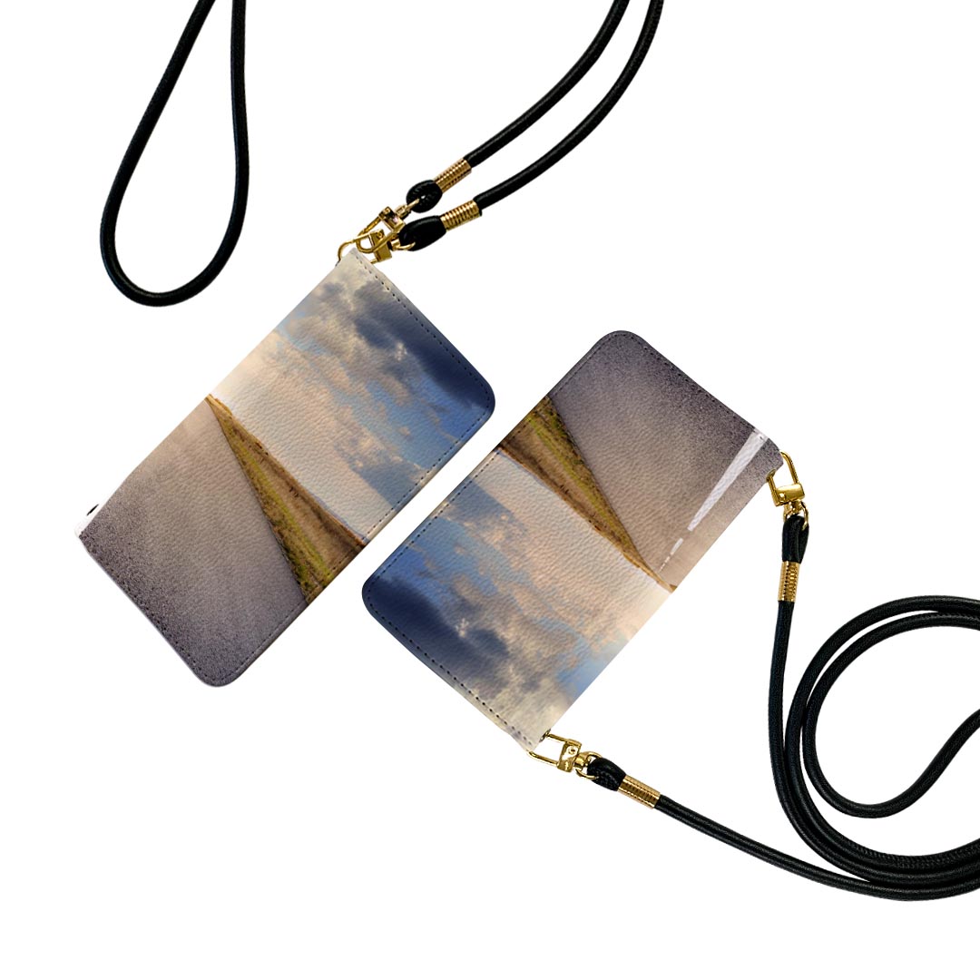 商品特徴・ショルダー付き手帳型スマホケース・シームレスな全面デザイン（内側は落ち着いたオフホワイト）・外側は高品質の人工革を使用・内側にはスマホを装着するケースが付属・機種専用のカメラホール仕様でケースを装着したままの撮影が可能・ワンセグや...