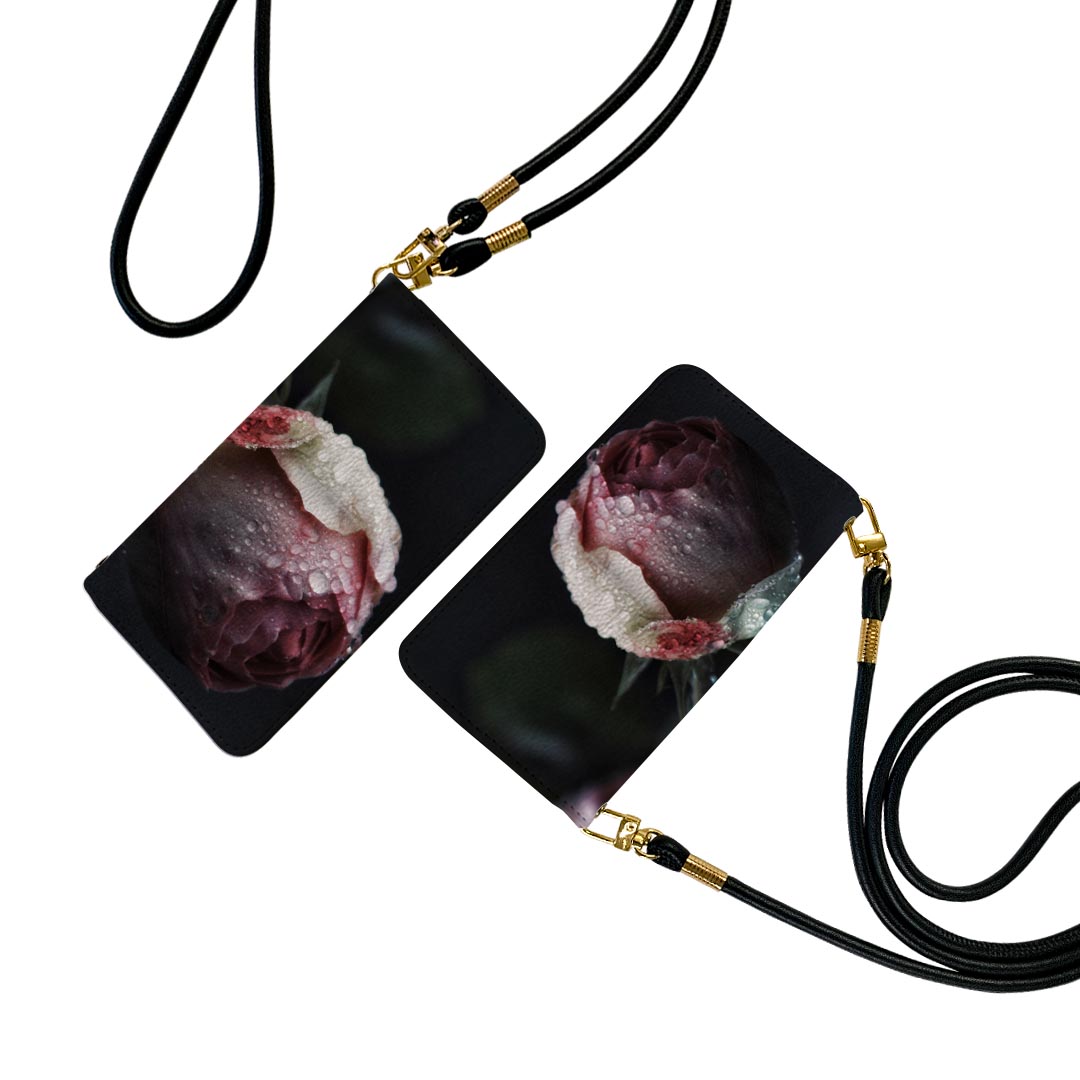 商品特徴・ショルダー付き手帳型スマホケース・シームレスな全面デザイン（内側は落ち着いたオフホワイト）・外側は高品質の人工革を使用・内側にはスマホを装着するケースが付属・機種専用のカメラホール仕様でケースを装着したままの撮影が可能・ワンセグや...