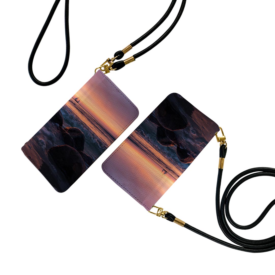 商品特徴・ショルダー付き手帳型スマホケース・シームレスな全面デザイン（内側は落ち着いたオフホワイト）・外側は高品質の人工革を使用・内側にはスマホを装着するケースが付属・機種専用のカメラホール仕様でケースを装着したままの撮影が可能・ワンセグや...