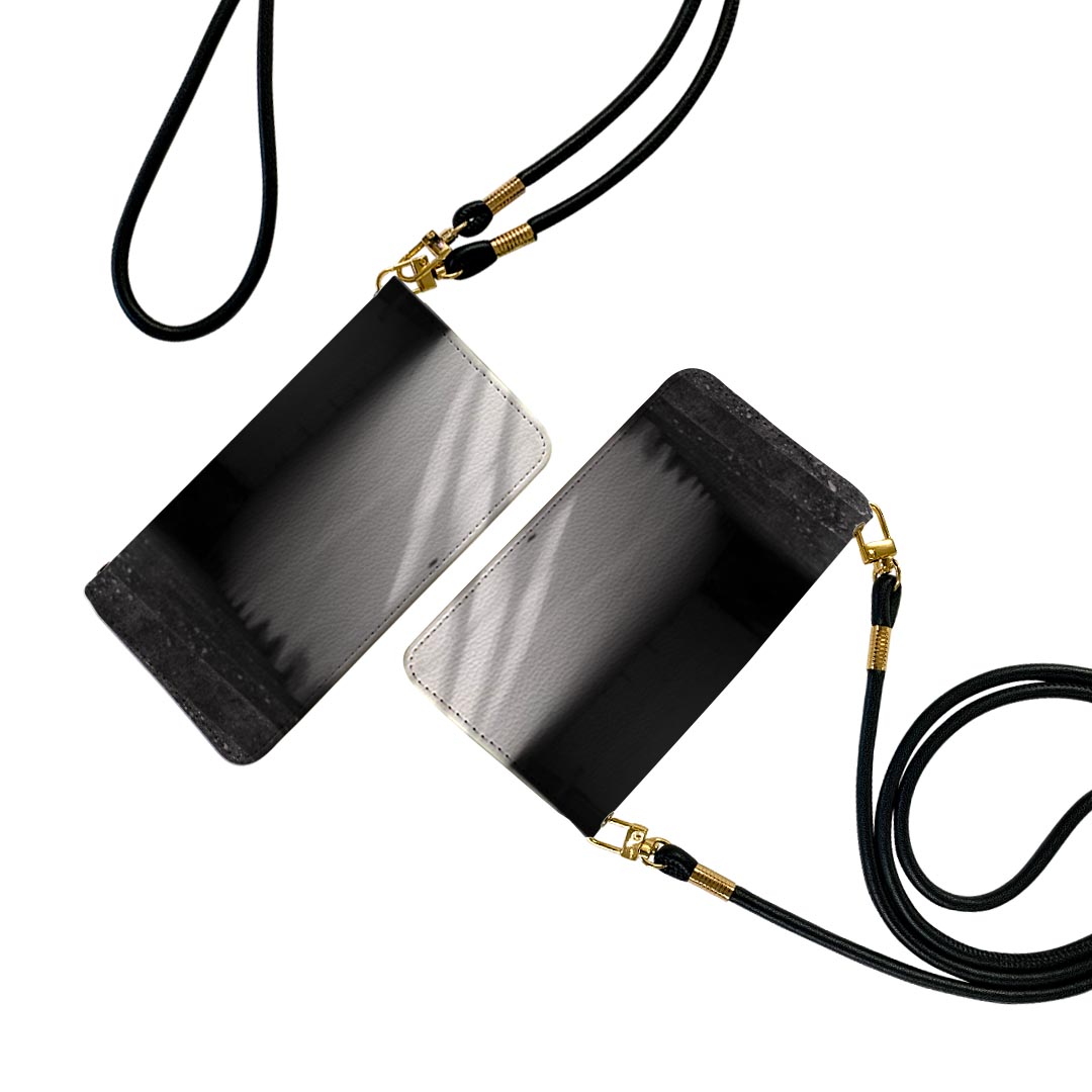 商品特徴・ショルダー付き手帳型スマホケース・シームレスな全面デザイン（内側は落ち着いたオフホワイト）・外側は高品質の人工革を使用・内側にはスマホを装着するケースが付属・機種専用のカメラホール仕様でケースを装着したままの撮影が可能・ワンセグや...