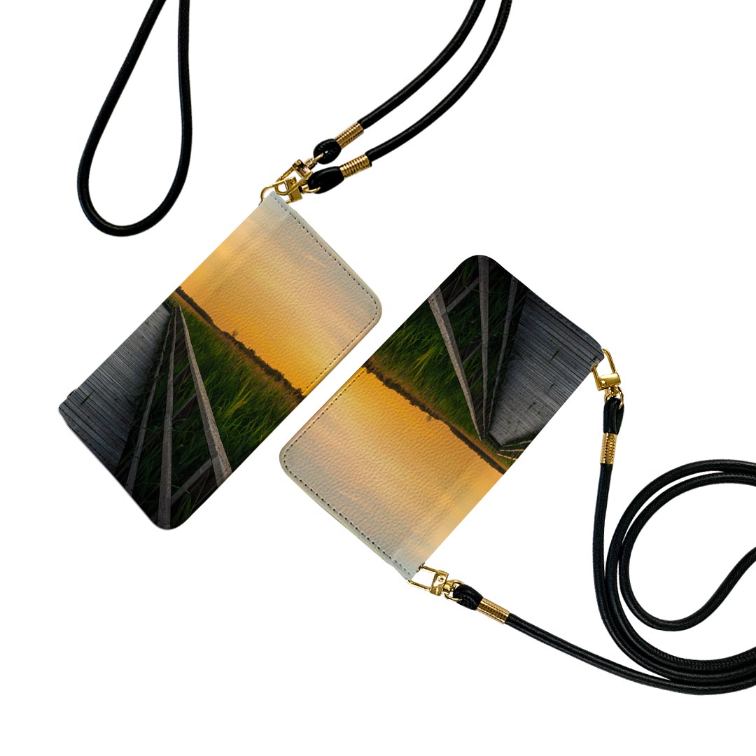 商品特徴・ショルダー付き手帳型スマホケース・シームレスな全面デザイン（内側は落ち着いたオフホワイト）・外側は高品質の人工革を使用・内側にはスマホを装着するケースが付属・機種専用のカメラホール仕様でケースを装着したままの撮影が可能・ワンセグや...