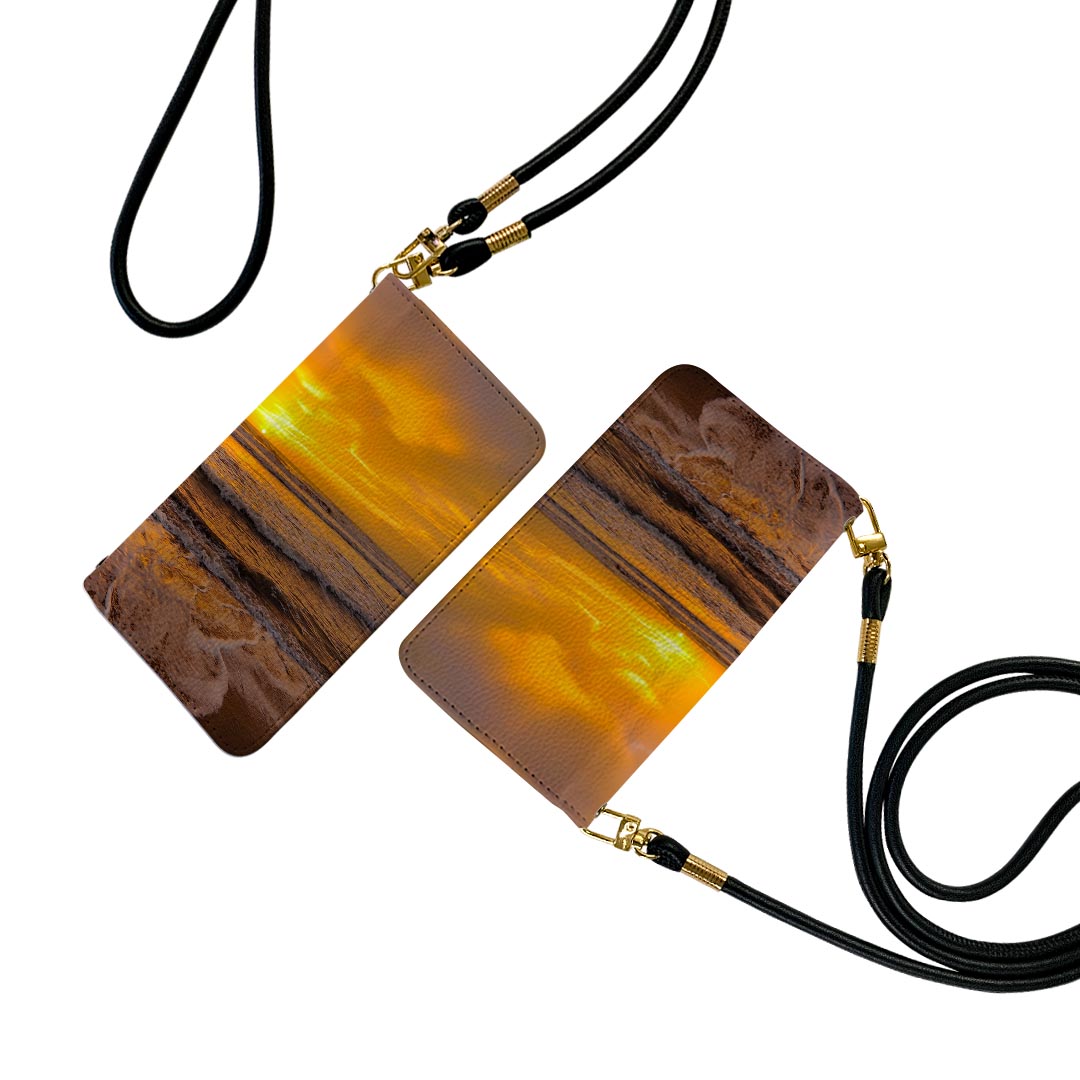 商品特徴・ショルダー付き手帳型スマホケース・シームレスな全面デザイン（内側は落ち着いたオフホワイト）・外側は高品質の人工革を使用・内側にはスマホを装着するケースが付属・機種専用のカメラホール仕様でケースを装着したままの撮影が可能・ワンセグや...