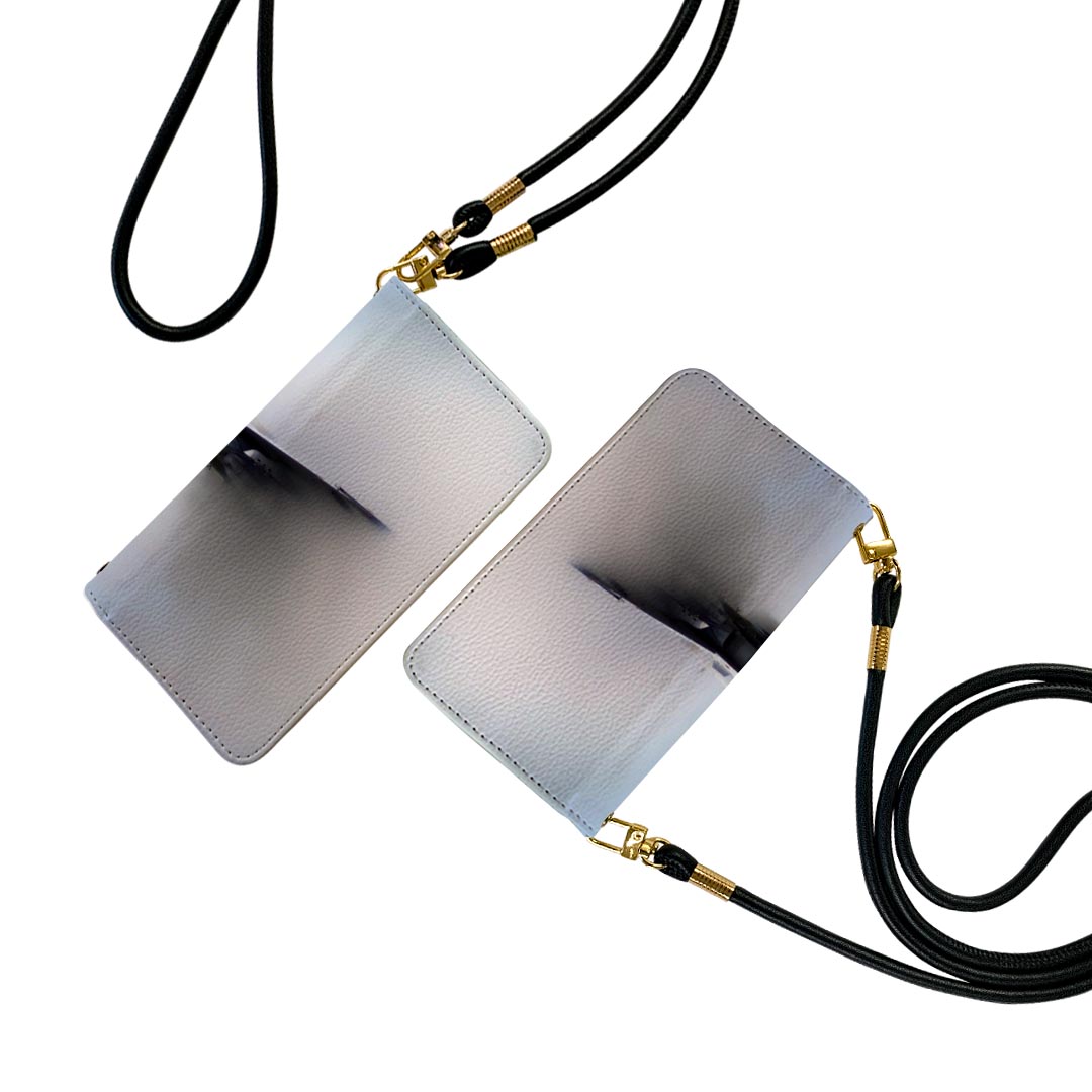 商品特徴・ショルダー付き手帳型スマホケース・シームレスな全面デザイン（内側は落ち着いたオフホワイト）・外側は高品質の人工革を使用・内側にはスマホを装着するケースが付属・機種専用のカメラホール仕様でケースを装着したままの撮影が可能・ワンセグや...