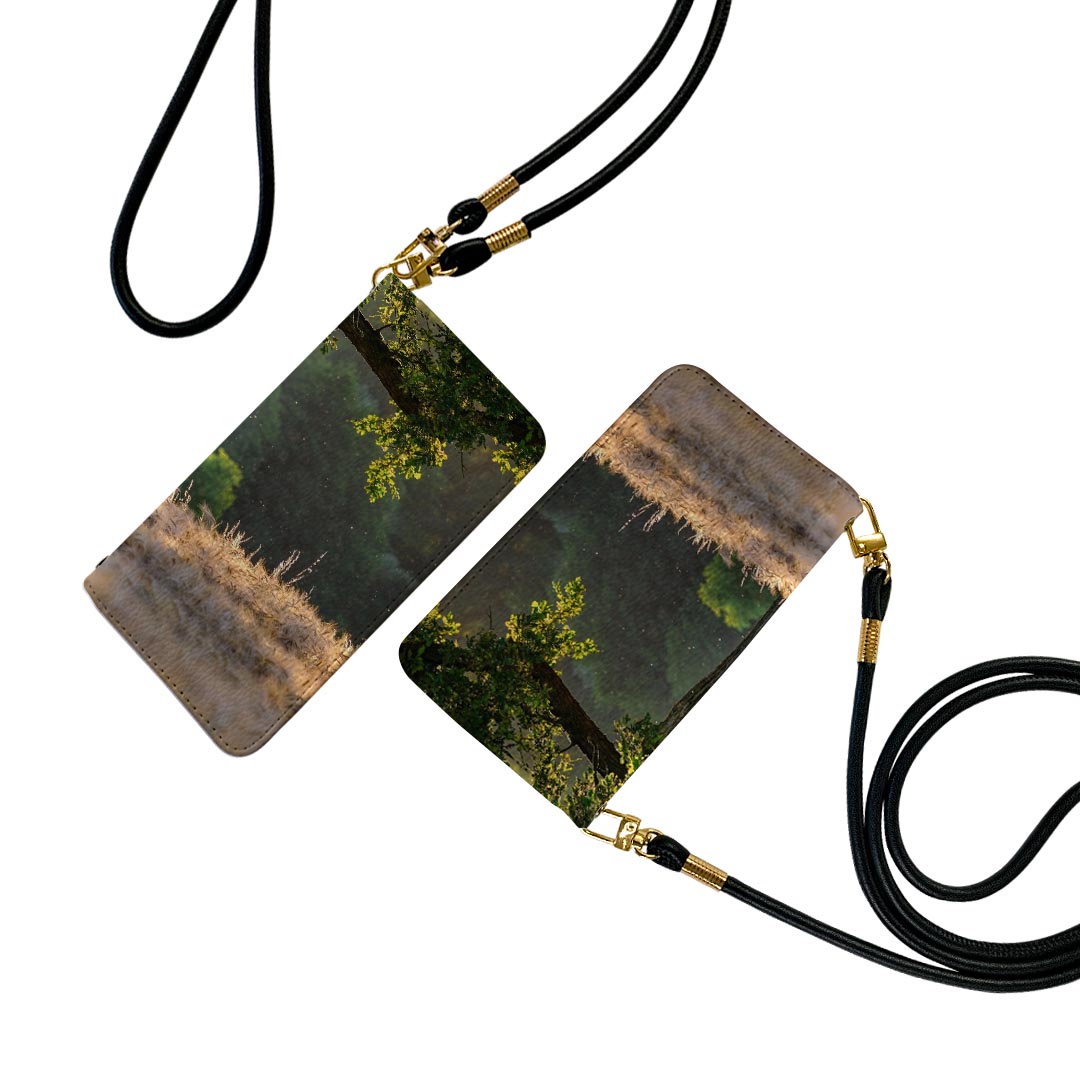 商品特徴・ショルダー付き手帳型スマホケース・シームレスな全面デザイン（内側は落ち着いたオフホワイト）・外側は高品質の人工革を使用・内側にはスマホを装着するケースが付属・機種専用のカメラホール仕様でケースを装着したままの撮影が可能・ワンセグや...