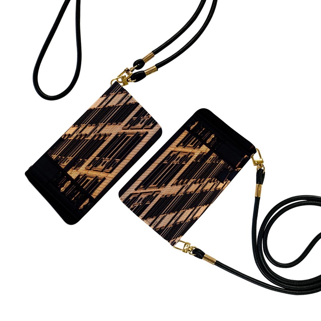 商品特徴・ショルダー付き手帳型スマホケース・シームレスな全面デザイン（内側は落ち着いたオフホワイト）・外側は高品質の人工革を使用・内側にはスマホを装着するケースが付属・機種専用のカメラホール仕様でケースを装着したままの撮影が可能・ワンセグや...