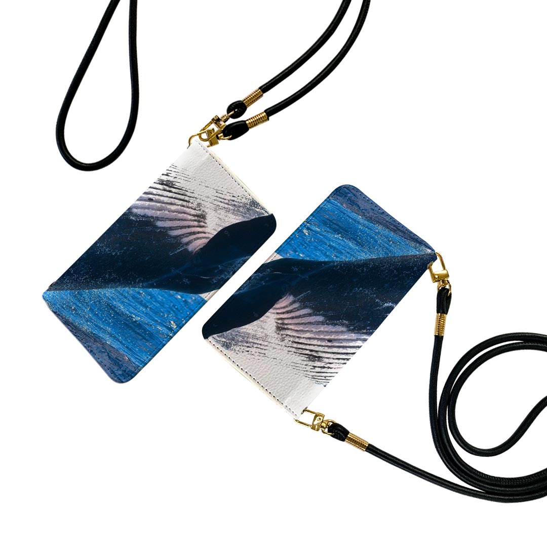 商品特徴・ショルダー付き手帳型スマホケース・シームレスな全面デザイン（内側は落ち着いたオフホワイト）・外側は高品質の人工革を使用・内側にはスマホを装着するケースが付属・機種専用のカメラホール仕様でケースを装着したままの撮影が可能・ワンセグや...