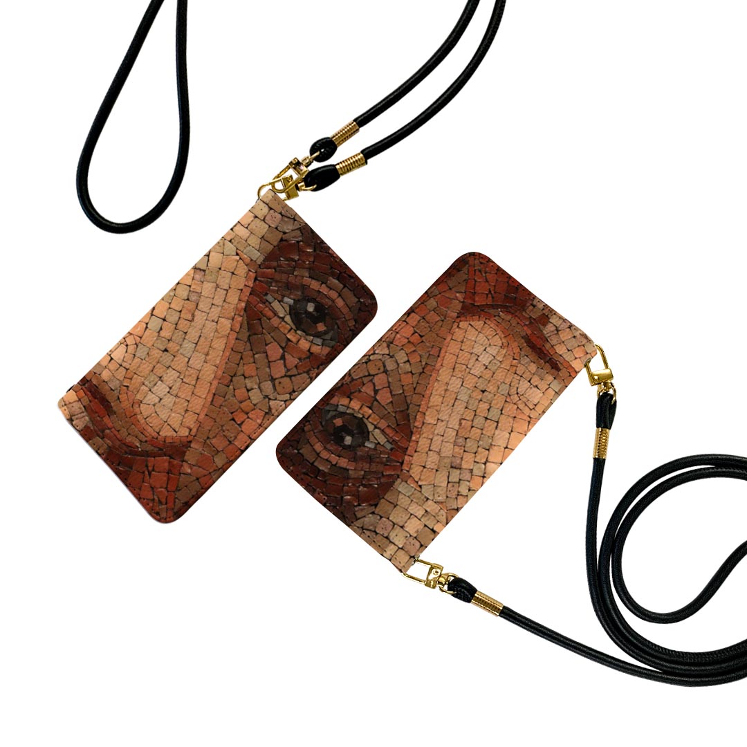 商品特徴・ショルダー付き手帳型スマホケース・シームレスな全面デザイン（内側は落ち着いたオフホワイト）・外側は高品質の人工革を使用・内側にはスマホを装着するケースが付属・機種専用のカメラホール仕様でケースを装着したままの撮影が可能・ワンセグや...