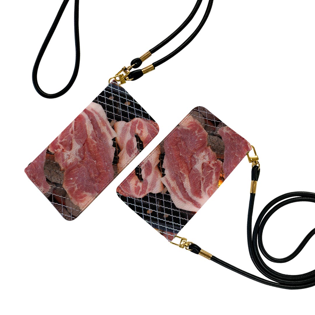 商品特徴・ショルダー付き手帳型スマホケース・シームレスな全面デザイン（内側は落ち着いたオフホワイト）・外側は高品質の人工革を使用・内側にはスマホを装着するケースが付属・機種専用のカメラホール仕様でケースを装着したままの撮影が可能・ワンセグや...