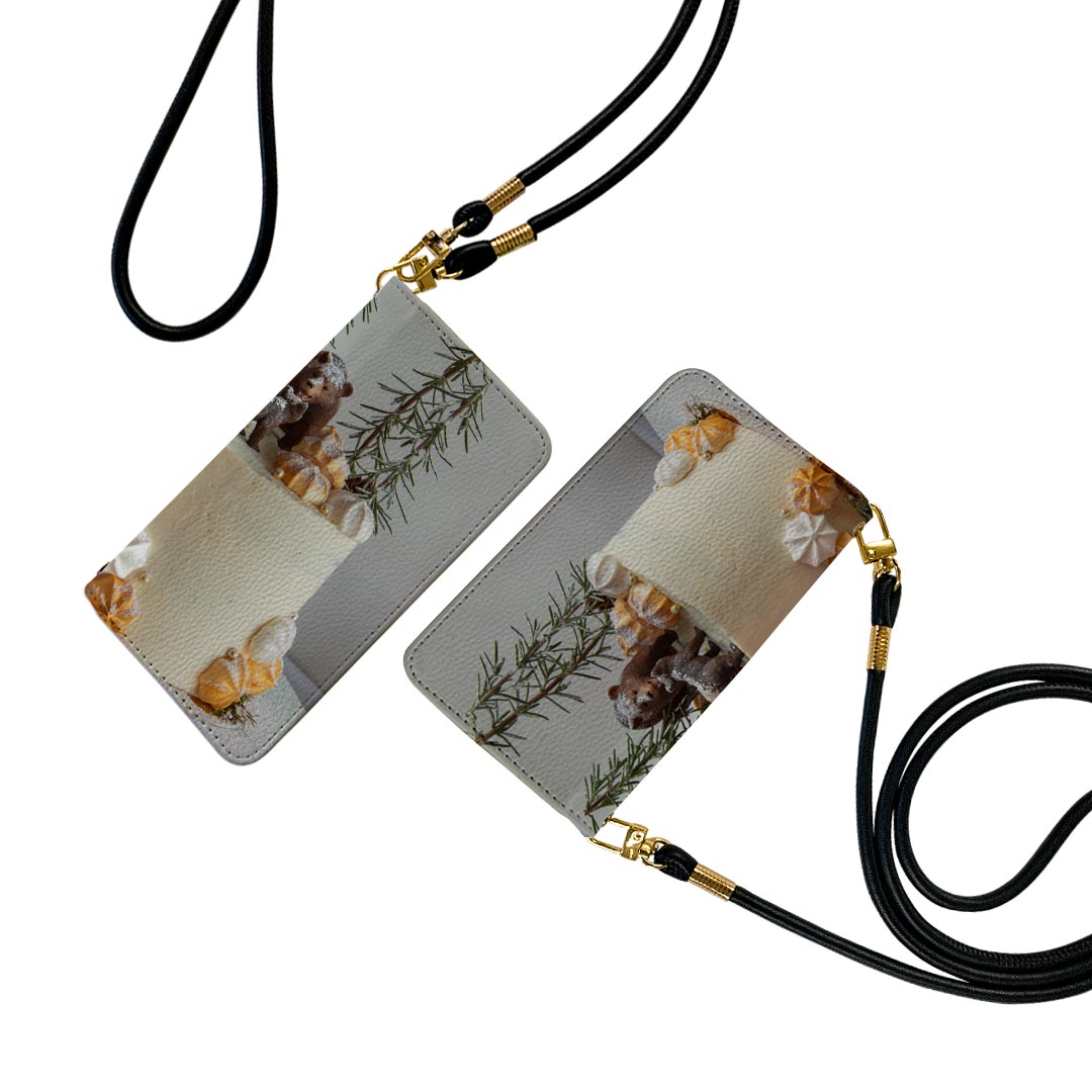 商品特徴・ショルダー付き手帳型スマホケース・シームレスな全面デザイン（内側は落ち着いたオフホワイト）・外側は高品質の人工革を使用・内側にはスマホを装着するケースが付属・機種専用のカメラホール仕様でケースを装着したままの撮影が可能・ワンセグや...