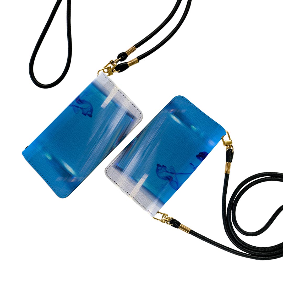 商品特徴・ショルダー付き手帳型スマホケース・シームレスな全面デザイン（内側は落ち着いたオフホワイト）・外側は高品質の人工革を使用・内側にはスマホを装着するケースが付属・機種専用のカメラホール仕様でケースを装着したままの撮影が可能・ワンセグや...