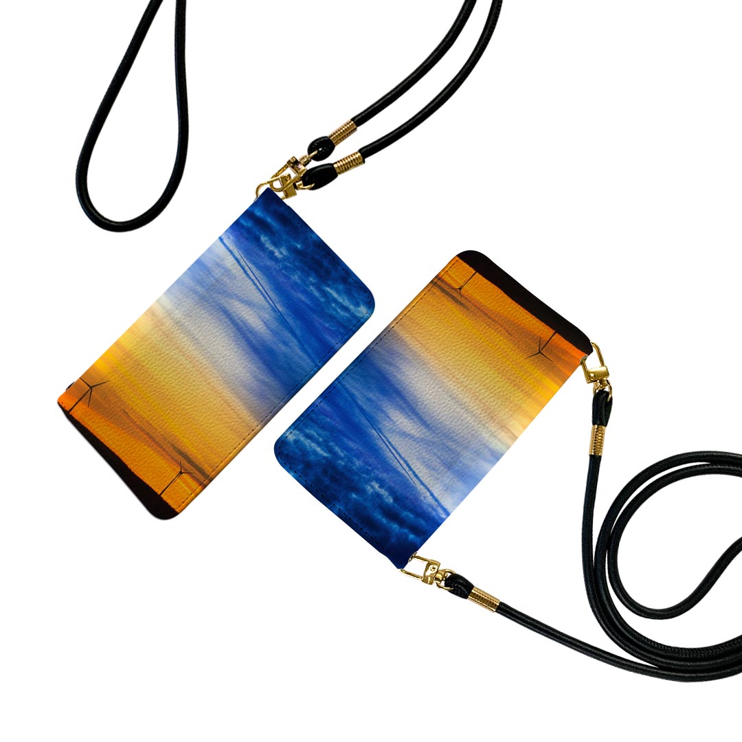 商品特徴・ショルダー付き手帳型スマホケース・シームレスな全面デザイン（内側は落ち着いたオフホワイト）・外側は高品質の人工革を使用・内側にはスマホを装着するケースが付属・機種専用のカメラホール仕様でケースを装着したままの撮影が可能・ワンセグや...