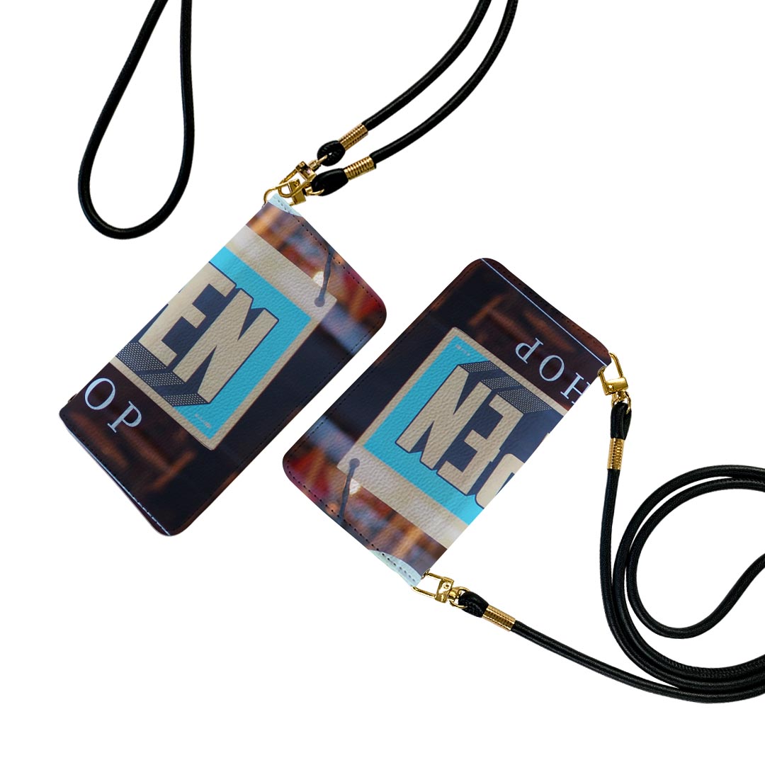 商品特徴・ショルダー付き手帳型スマホケース・シームレスな全面デザイン（内側は落ち着いたオフホワイト）・外側は高品質の人工革を使用・内側にはスマホを装着するケースが付属・機種専用のカメラホール仕様でケースを装着したままの撮影が可能・ワンセグや...