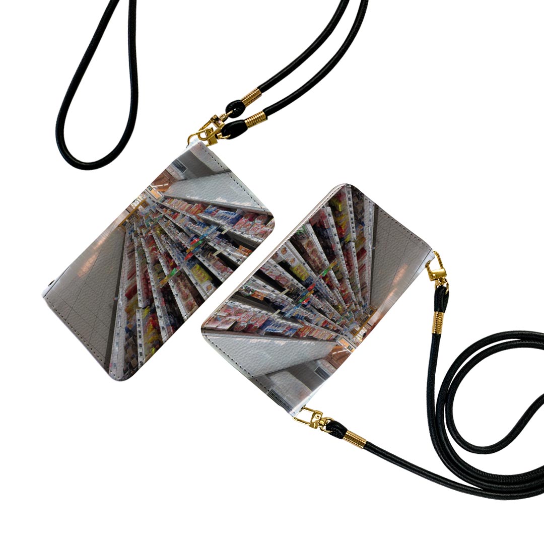 商品特徴・ショルダー付き手帳型スマホケース・シームレスな全面デザイン（内側は落ち着いたオフホワイト）・外側は高品質の人工革を使用・内側にはスマホを装着するケースが付属・機種専用のカメラホール仕様でケースを装着したままの撮影が可能・ワンセグや...