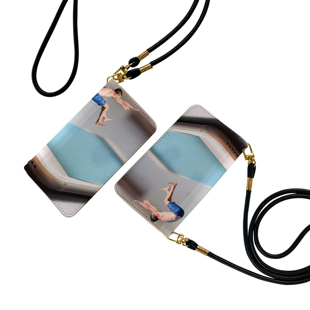 商品特徴・ショルダー付き手帳型スマホケース・シームレスな全面デザイン（内側は落ち着いたオフホワイト）・外側は高品質の人工革を使用・内側にはスマホを装着するケースが付属・機種専用のカメラホール仕様でケースを装着したままの撮影が可能・ワンセグや...