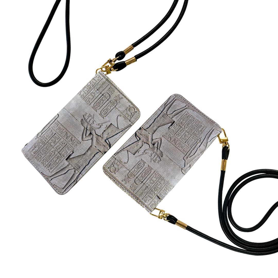 商品特徴・ショルダー付き手帳型スマホケース・シームレスな全面デザイン（内側は落ち着いたオフホワイト）・外側は高品質の人工革を使用・内側にはスマホを装着するケースが付属・機種専用のカメラホール仕様でケースを装着したままの撮影が可能・ワンセグや...