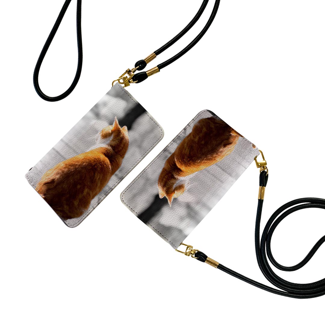 商品特徴・ショルダー付き手帳型スマホケース・シームレスな全面デザイン（内側は落ち着いたオフホワイト）・外側は高品質の人工革を使用・内側にはスマホを装着するケースが付属・機種専用のカメラホール仕様でケースを装着したままの撮影が可能・ワンセグや...