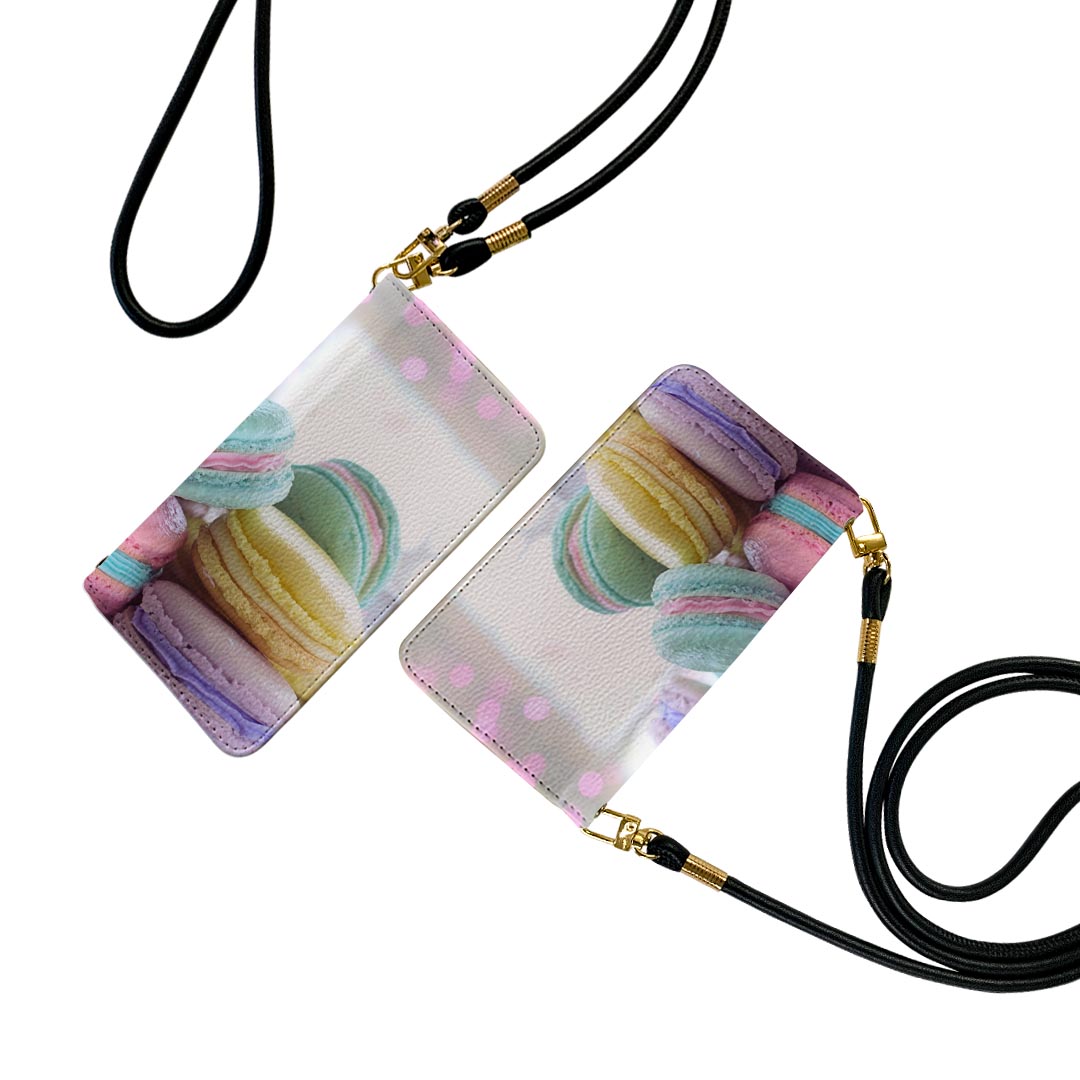 商品特徴・ショルダー付き手帳型スマホケース・シームレスな全面デザイン（内側は落ち着いたオフホワイト）・外側は高品質の人工革を使用・内側にはスマホを装着するケースが付属・機種専用のカメラホール仕様でケースを装着したままの撮影が可能・ワンセグや...