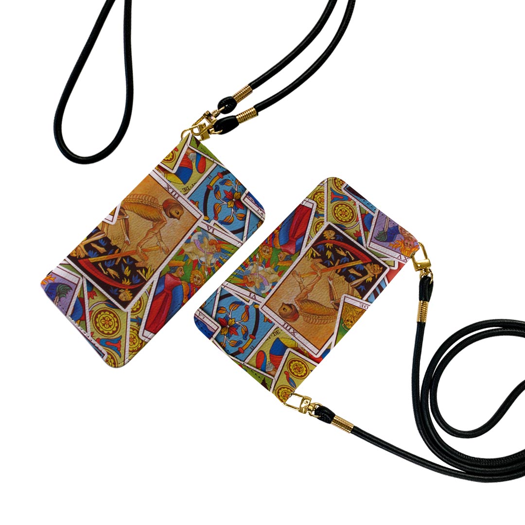 商品特徴・ショルダー付き手帳型スマホケース・シームレスな全面デザイン（内側は落ち着いたオフホワイト）・外側は高品質の人工革を使用・内側にはスマホを装着するケースが付属・機種専用のカメラホール仕様でケースを装着したままの撮影が可能・ワンセグや...