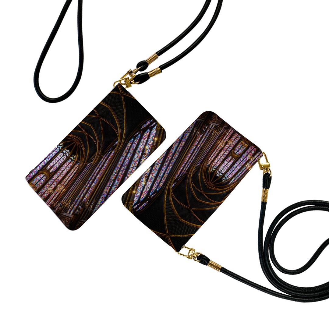 商品特徴・ショルダー付き手帳型スマホケース・シームレスな全面デザイン（内側は落ち着いたオフホワイト）・外側は高品質の人工革を使用・内側にはスマホを装着するケースが付属・機種専用のカメラホール仕様でケースを装着したままの撮影が可能・ワンセグや...