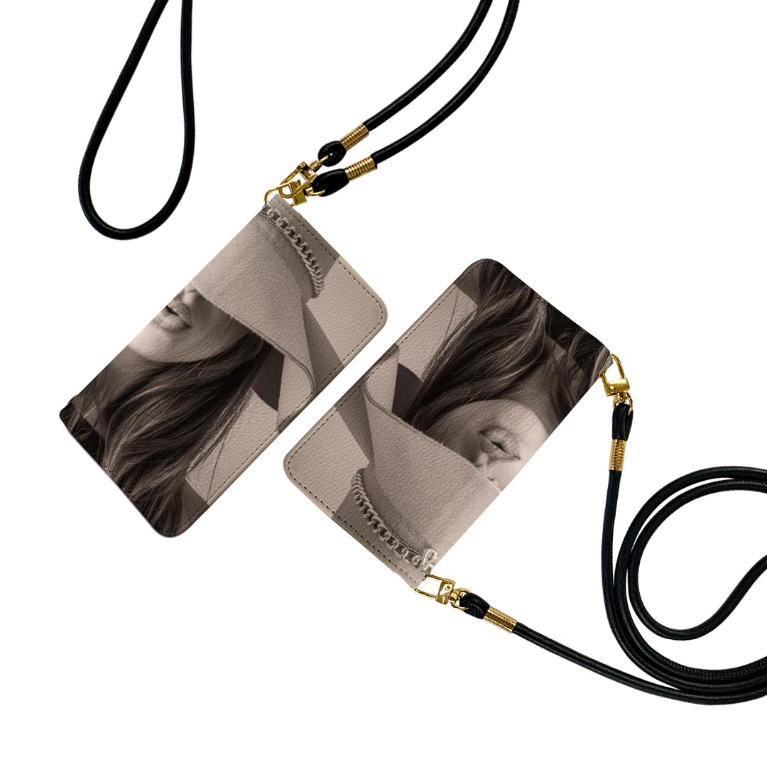 商品特徴・ショルダー付き手帳型スマホケース・シームレスな全面デザイン（内側は落ち着いたオフホワイト）・外側は高品質の人工革を使用・内側にはスマホを装着するケースが付属・機種専用のカメラホール仕様でケースを装着したままの撮影が可能・ワンセグや...