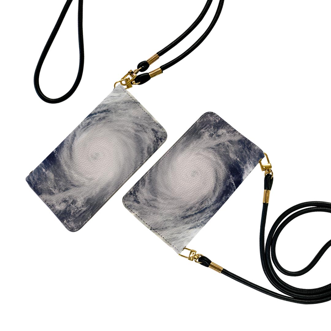 商品特徴・ショルダー付き手帳型スマホケース・シームレスな全面デザイン（内側は落ち着いたオフホワイト）・外側は高品質の人工革を使用・内側にはスマホを装着するケースが付属・機種専用のカメラホール仕様でケースを装着したままの撮影が可能・ワンセグや...