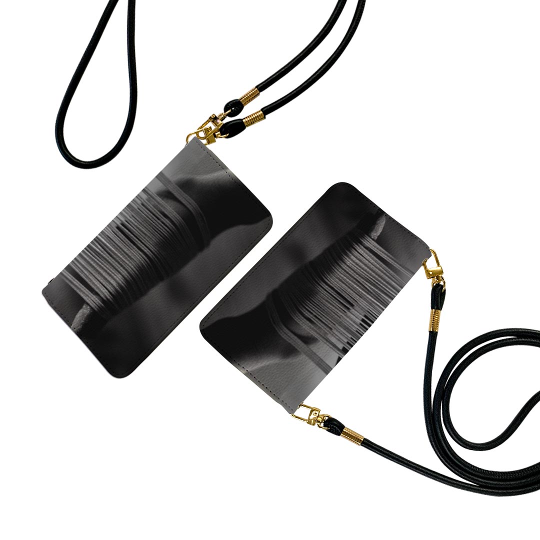 商品特徴・ショルダー付き手帳型スマホケース・シームレスな全面デザイン（内側は落ち着いたオフホワイト）・外側は高品質の人工革を使用・内側にはスマホを装着するケースが付属・機種専用のカメラホール仕様でケースを装着したままの撮影が可能・ワンセグや...