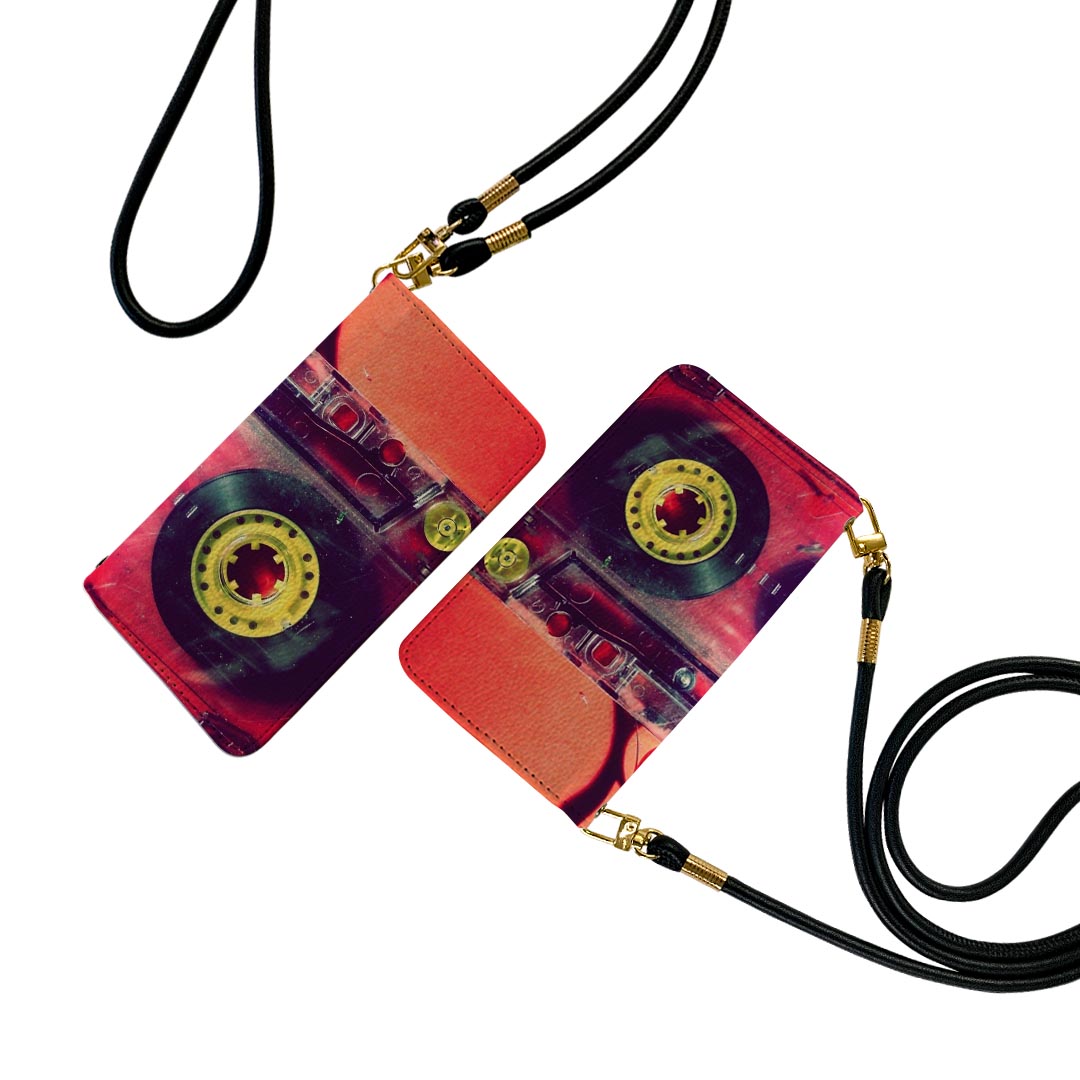 商品特徴・ショルダー付き手帳型スマホケース・シームレスな全面デザイン（内側は落ち着いたオフホワイト）・外側は高品質の人工革を使用・内側にはスマホを装着するケースが付属・機種専用のカメラホール仕様でケースを装着したままの撮影が可能・ワンセグや...