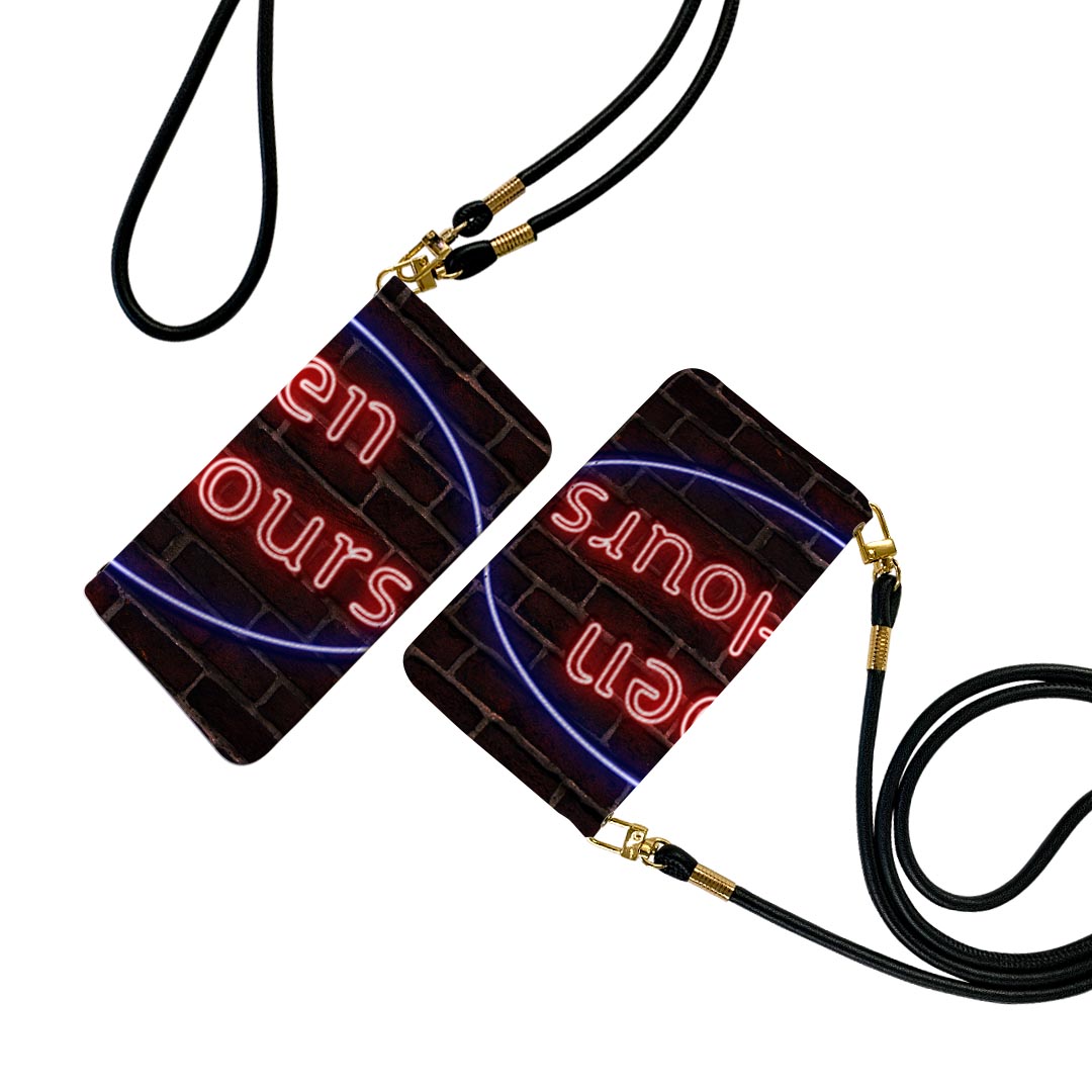 商品特徴・ショルダー付き手帳型スマホケース・シームレスな全面デザイン（内側は落ち着いたオフホワイト）・外側は高品質の人工革を使用・内側にはスマホを装着するケースが付属・機種専用のカメラホール仕様でケースを装着したままの撮影が可能・ワンセグや...