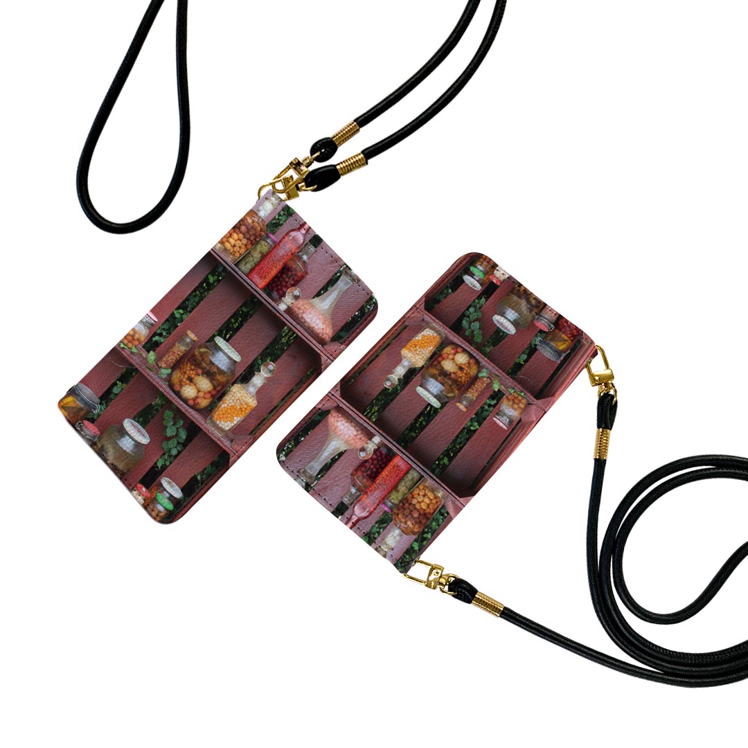 商品特徴・ショルダー付き手帳型スマホケース・シームレスな全面デザイン（内側は落ち着いたオフホワイト）・外側は高品質の人工革を使用・内側にはスマホを装着するケースが付属・機種専用のカメラホール仕様でケースを装着したままの撮影が可能・ワンセグや...