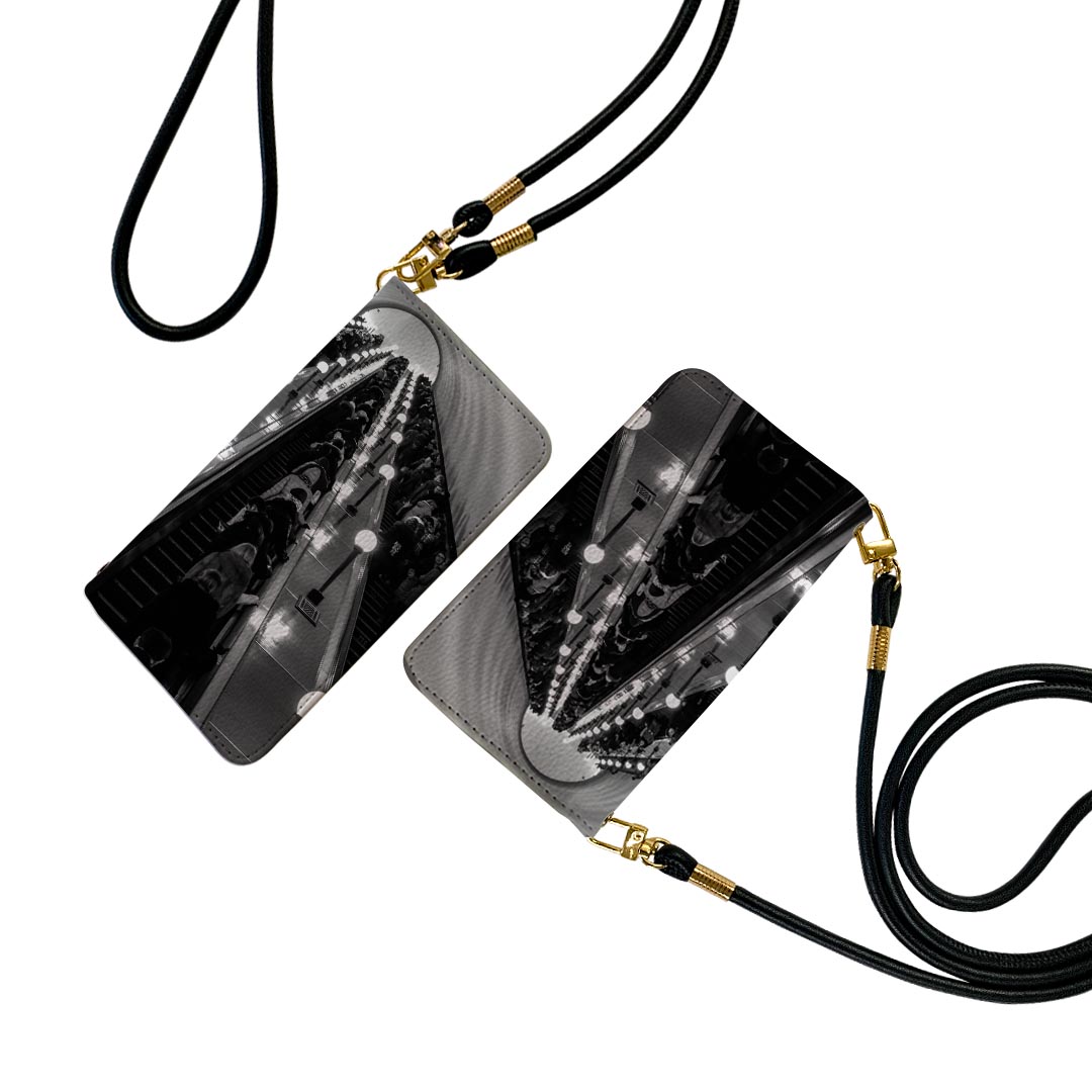 商品特徴・ショルダー付き手帳型スマホケース・シームレスな全面デザイン（内側は落ち着いたオフホワイト）・外側は高品質の人工革を使用・内側にはスマホを装着するケースが付属・機種専用のカメラホール仕様でケースを装着したままの撮影が可能・ワンセグや...