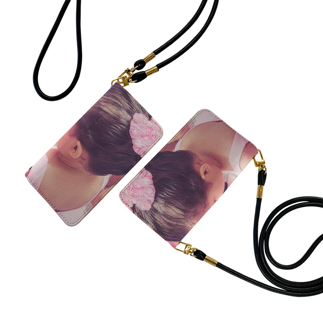 商品特徴・ショルダー付き手帳型スマホケース・シームレスな全面デザイン（内側は落ち着いたオフホワイト）・外側は高品質の人工革を使用・内側にはスマホを装着するケースが付属・機種専用のカメラホール仕様でケースを装着したままの撮影が可能・ワンセグや...