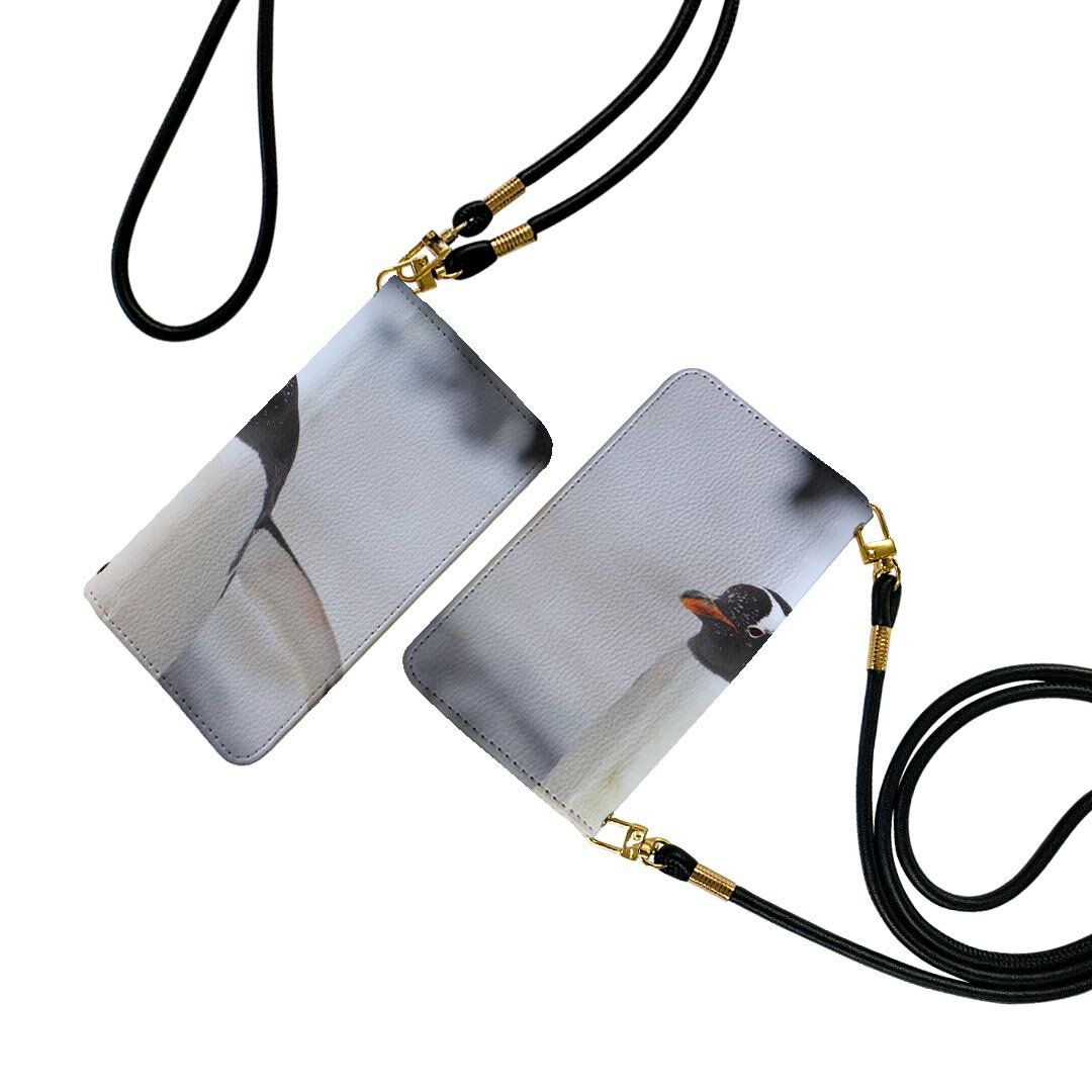 商品特徴・ショルダー付き手帳型スマホケース・シームレスな全面デザイン（内側は落ち着いたオフホワイト）・外側は高品質の人工革を使用・内側にはスマホを装着するケースが付属・機種専用のカメラホール仕様でケースを装着したままの撮影が可能・ワンセグや...