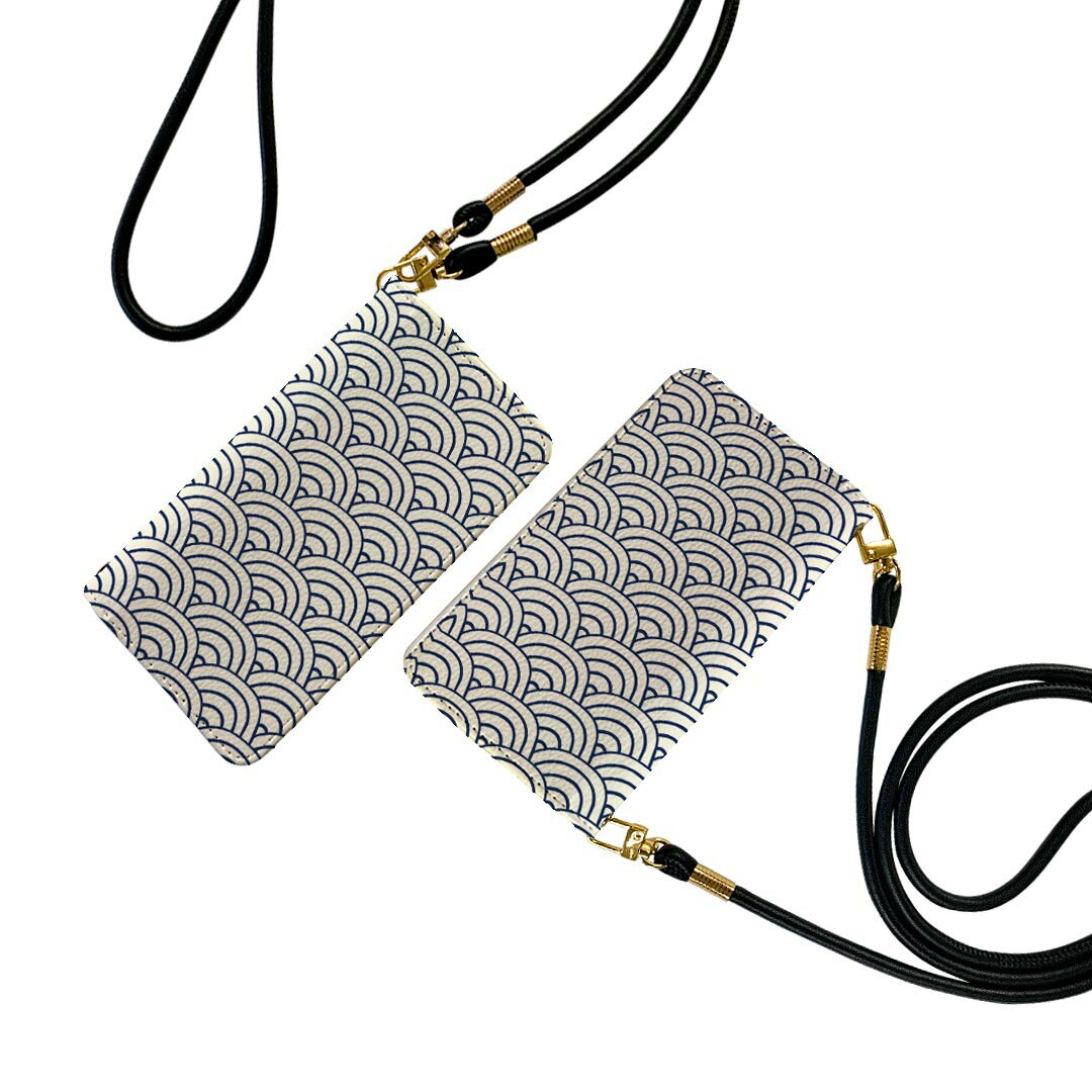 商品特徴・ショルダー付き手帳型スマホケース・シームレスな全面デザイン（内側は落ち着いたオフホワイト）・外側は高品質の人工革を使用・内側にはスマホを装着するケースが付属・機種専用のカメラホール仕様でケースを装着したままの撮影が可能・ワンセグや...