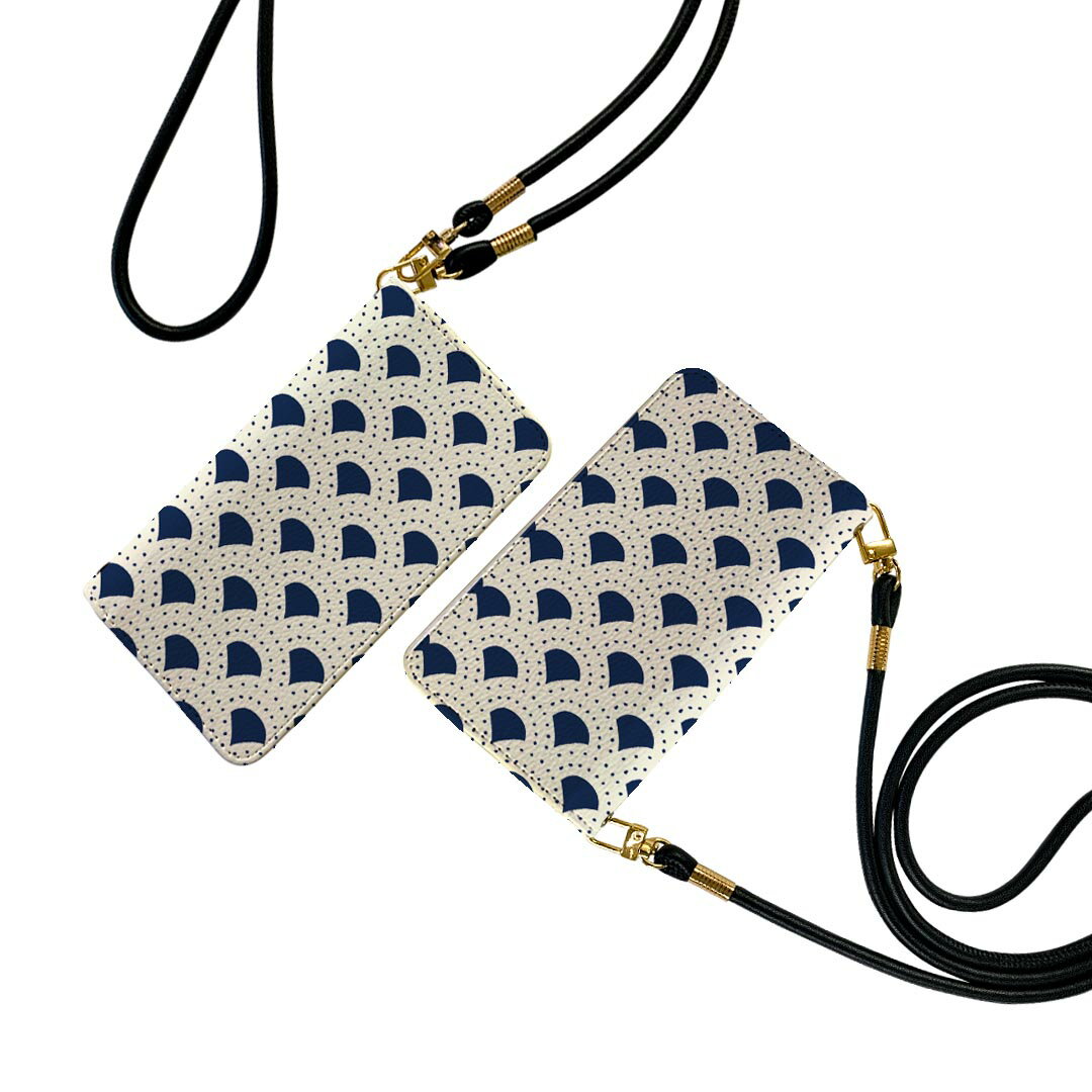 商品特徴・ショルダー付き手帳型スマホケース・シームレスな全面デザイン（内側は落ち着いたオフホワイト）・外側は高品質の人工革を使用・内側にはスマホを装着するケースが付属・機種専用のカメラホール仕様でケースを装着したままの撮影が可能・ワンセグや...