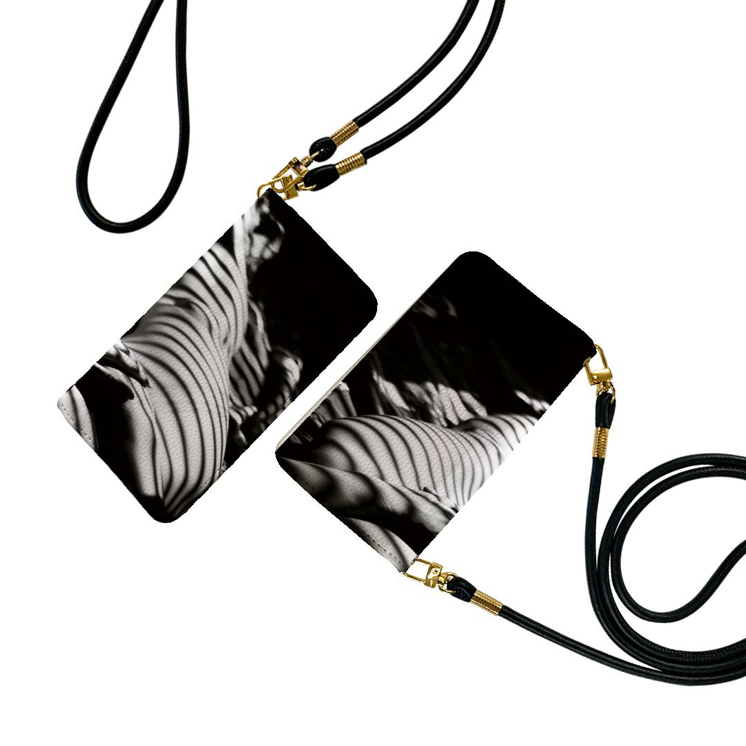 商品特徴・ショルダー付き手帳型スマホケース・シームレスな全面デザイン（内側は落ち着いたオフホワイト）・外側は高品質の人工革を使用・内側にはスマホを装着するケースが付属・機種専用のカメラホール仕様でケースを装着したままの撮影が可能・ワンセグや...