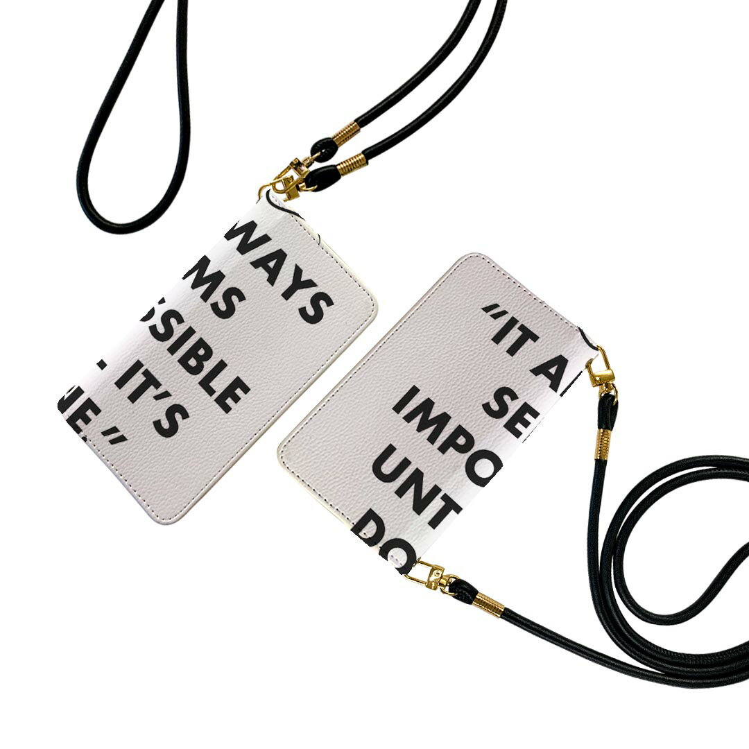 商品特徴・ショルダー付き手帳型スマホケース・シームレスな全面デザイン（内側は落ち着いたオフホワイト）・外側は高品質の人工革を使用・内側にはスマホを装着するケースが付属・機種専用のカメラホール仕様でケースを装着したままの撮影が可能・ワンセグや...