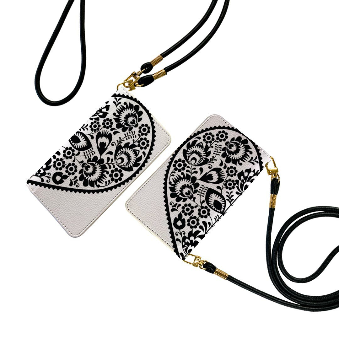 商品特徴・ショルダー付き手帳型スマホケース・シームレスな全面デザイン（内側は落ち着いたオフホワイト）・外側は高品質の人工革を使用・内側にはスマホを装着するケースが付属・機種専用のカメラホール仕様でケースを装着したままの撮影が可能・ワンセグや...