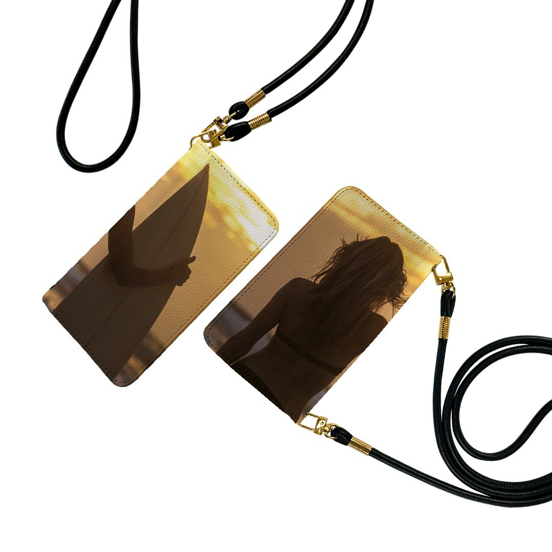 商品特徴・ショルダー付き手帳型スマホケース・シームレスな全面デザイン（内側は落ち着いたオフホワイト）・外側は高品質の人工革を使用・内側にはスマホを装着するケースが付属・機種専用のカメラホール仕様でケースを装着したままの撮影が可能・ワンセグや...