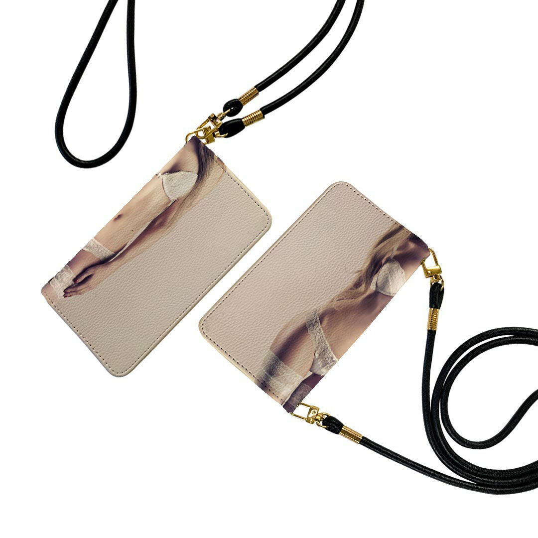 商品特徴・ショルダー付き手帳型スマホケース・シームレスな全面デザイン（内側は落ち着いたオフホワイト）・外側は高品質の人工革を使用・内側にはスマホを装着するケースが付属・機種専用のカメラホール仕様でケースを装着したままの撮影が可能・ワンセグや...