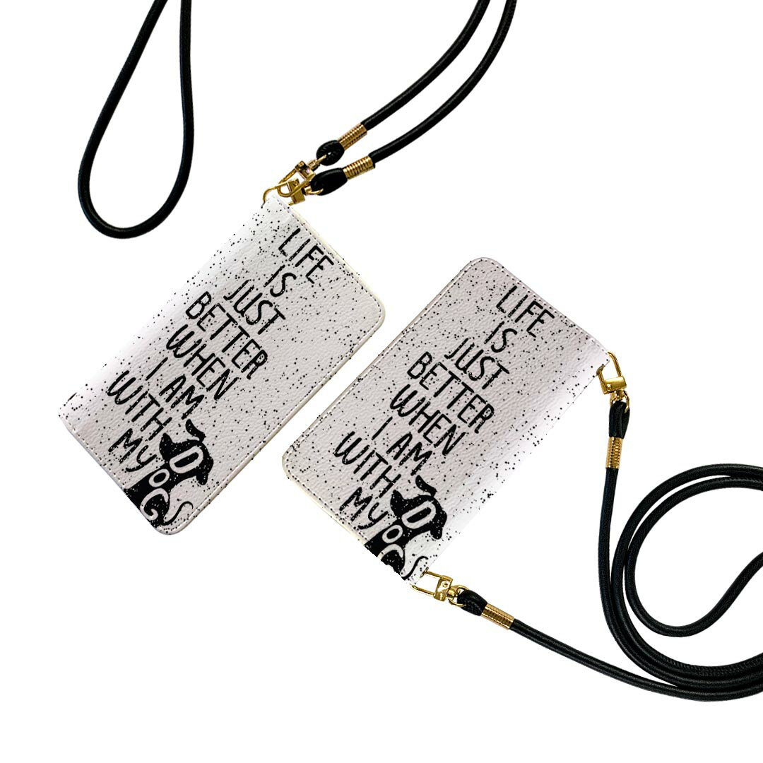 商品特徴・ショルダー付き手帳型スマホケース・シームレスな全面デザイン（内側は落ち着いたオフホワイト）・外側は高品質の人工革を使用・内側にはスマホを装着するケースが付属・機種専用のカメラホール仕様でケースを装着したままの撮影が可能・ワンセグや...