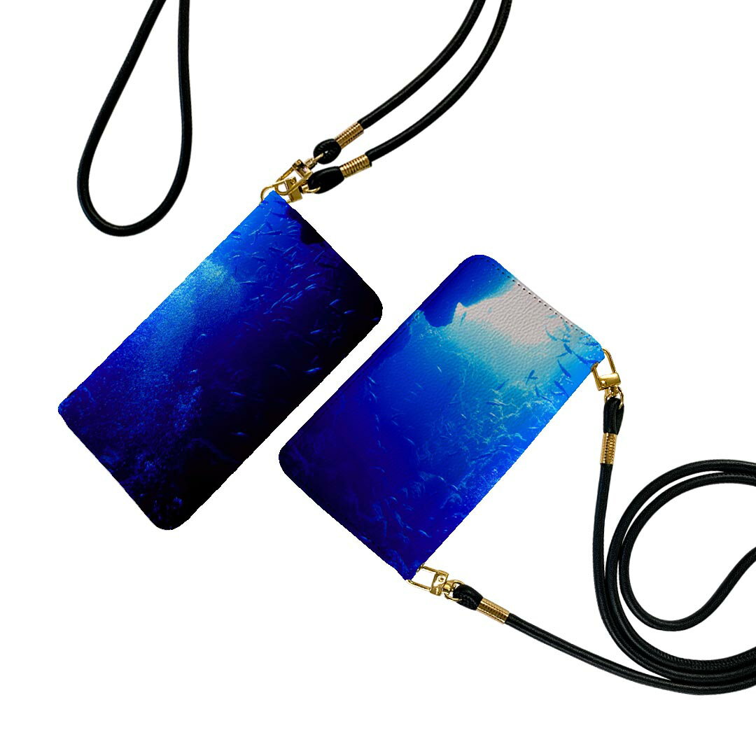 商品特徴・ショルダー付き手帳型スマホケース・シームレスな全面デザイン（内側は落ち着いたオフホワイト）・外側は高品質の人工革を使用・内側にはスマホを装着するケースが付属・機種専用のカメラホール仕様でケースを装着したままの撮影が可能・ワンセグや...