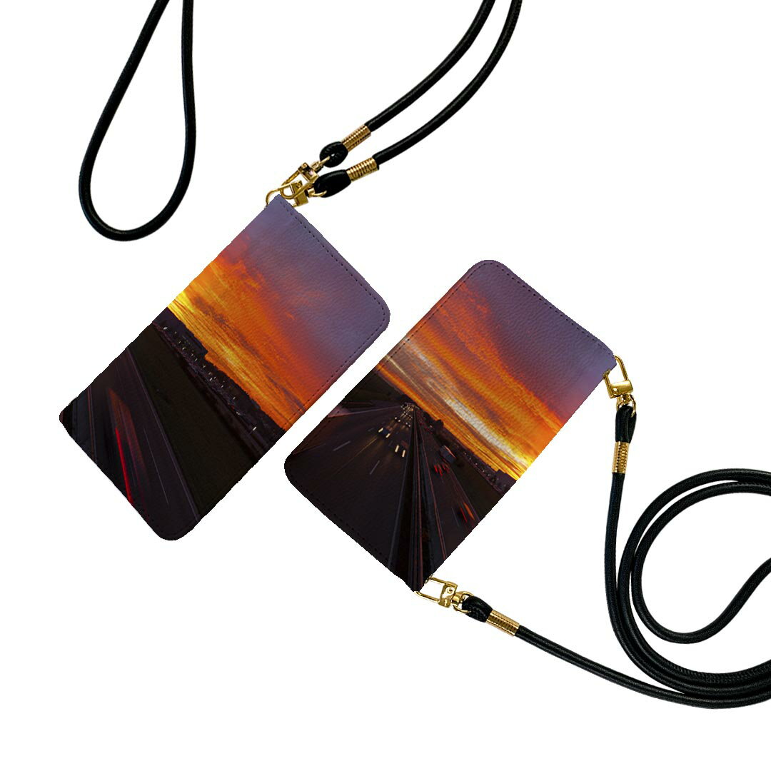 商品特徴・ショルダー付き手帳型スマホケース・シームレスな全面デザイン（内側は落ち着いたオフホワイト）・外側は高品質の人工革を使用・内側にはスマホを装着するケースが付属・機種専用のカメラホール仕様でケースを装着したままの撮影が可能・ワンセグや...